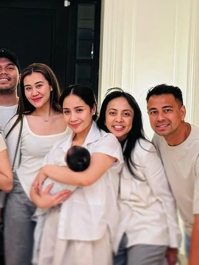 6 Momen Artis Jenguk Bayi Lily Anak Angkat Raffi Ahmad, Ada Pasangan Muda - Hot Liputan6.com