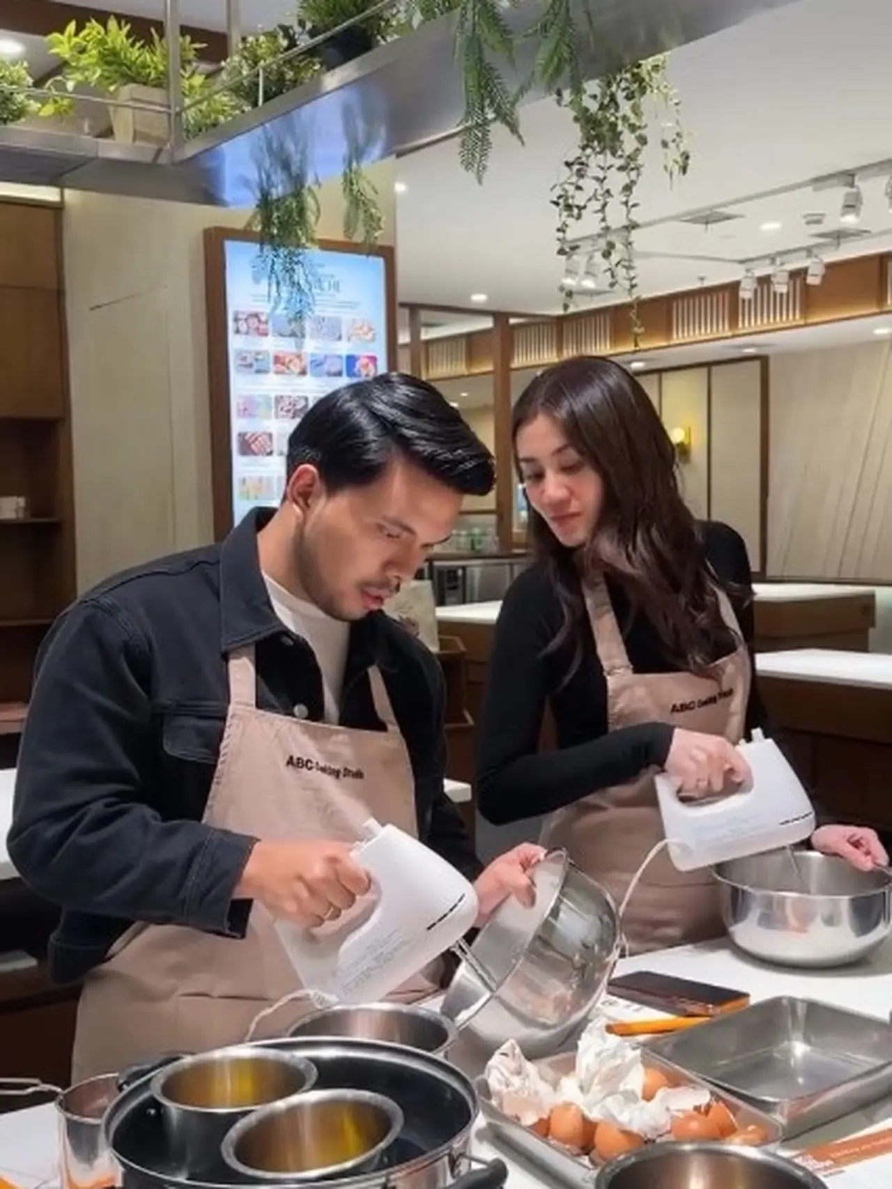 8 Potret Mahalini dan Aaliyah Massaid Ikut Kelas Masak, Persiapan Jadi ...