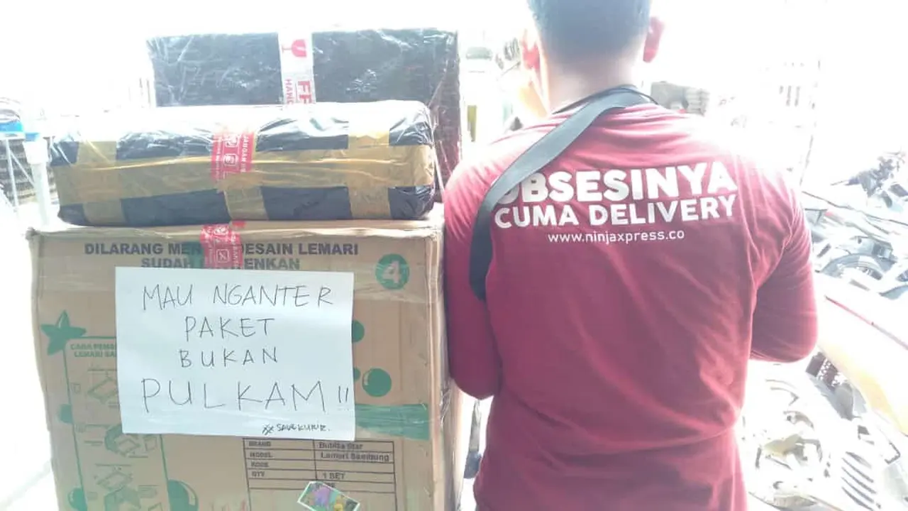 6 Potret Perjuangan Kurir Mengantar Paket Saat Larangan Mudik 2021 ...