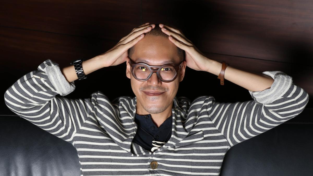 Lihat Gaya Baru Bassis Endah N Rhesa dari Kribo Jadi Botak - ShowBiz ...