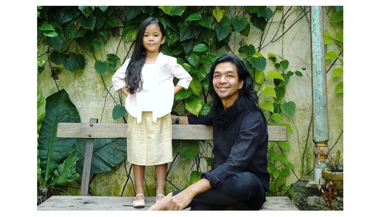 Jarang Tersorot, Ini 7 Potret Kebersamaan Dimas Djay dengan Sang Putri ...