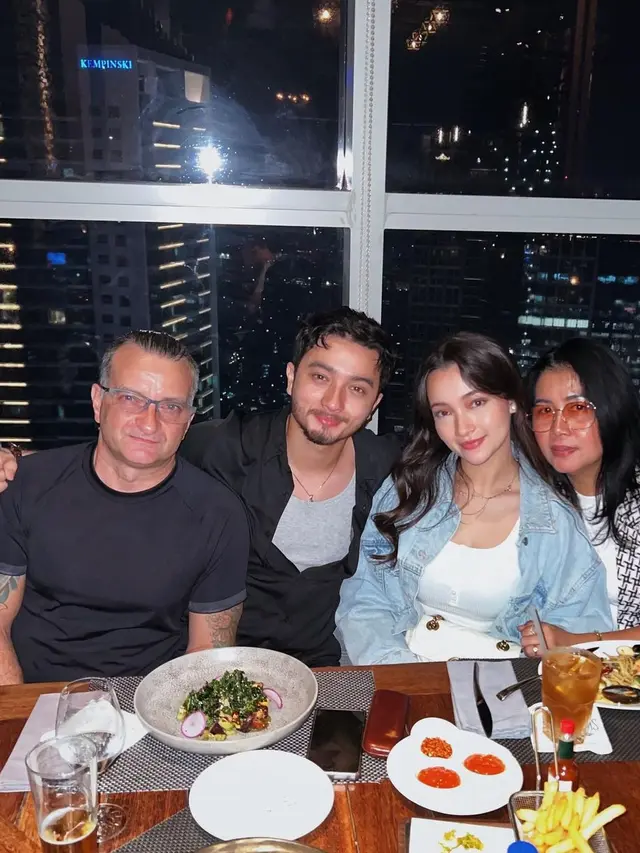 6 Potret Bryan Domani Rayakan Ultah ke-23 Bareng Megan Domani dan ...