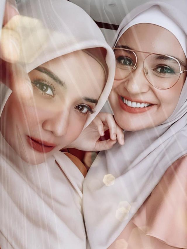 7 Gaya Zaskia dan Shireen Sungkar Pakai Baju Kembar, Kompak Banget - Hot Liputan6.com