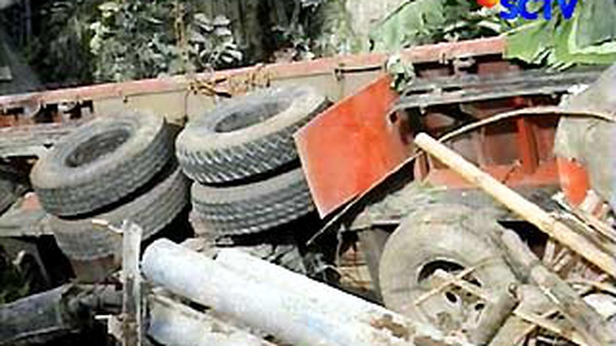 Truk Tronton Masuk Jurang, Lalu Lintas Macet - News Liputan6.com