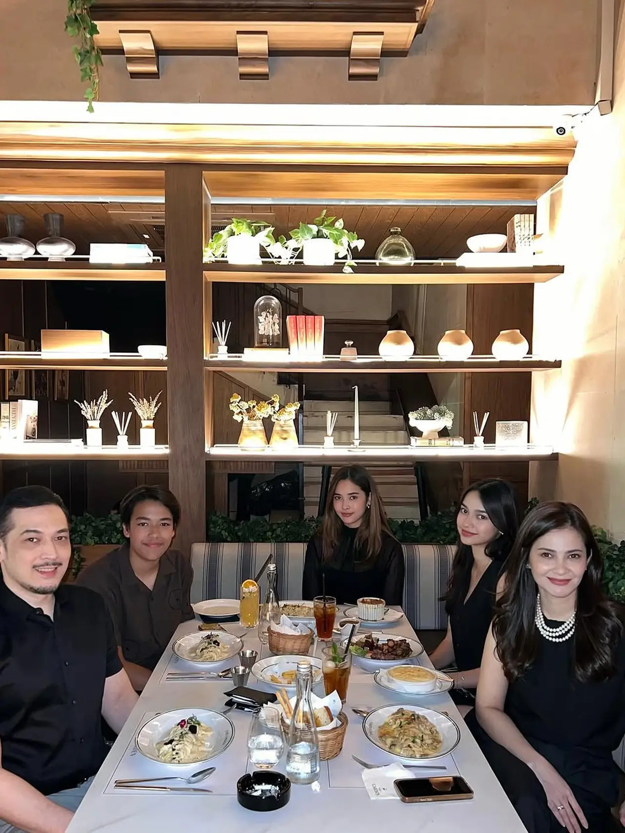 6 Potret Dinner Keluarga Cut Tari dan Richard Kevin Rayakan Ultah Anak, Elegan Penuh Kehangatan ...