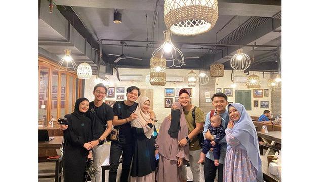 7 Potret Kebersamaan Personel Adam Musik dengan Istri, Kompak Banget