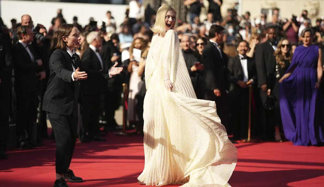 Pesona Elle Fanning Berbalut Gaun Transparan dan Pamer Punggung di ...
