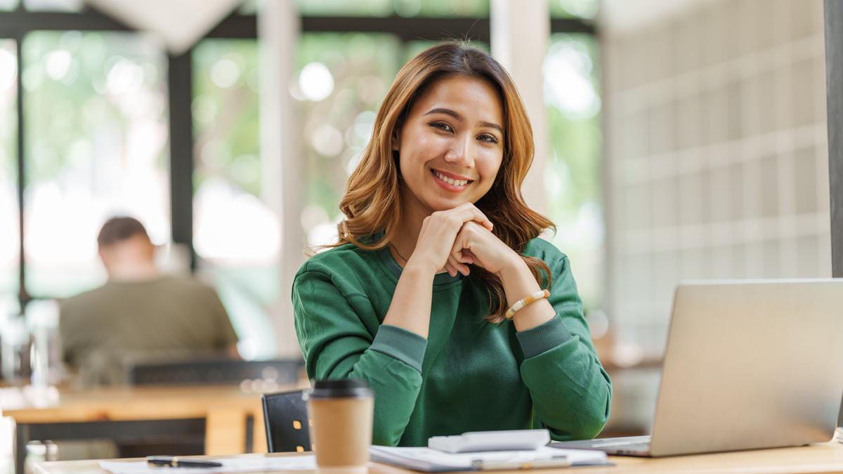 7 Tanda Seseorang Punya Aura Positif yang Membuatnya Cantik Alami - Lifestyle Fimela.com