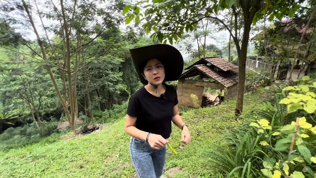 8 Potret Angelina Ci Panen Terong, Betah Tinggal di Rumah Hutan Dodit Mulyanto - Hot Liputan6.com