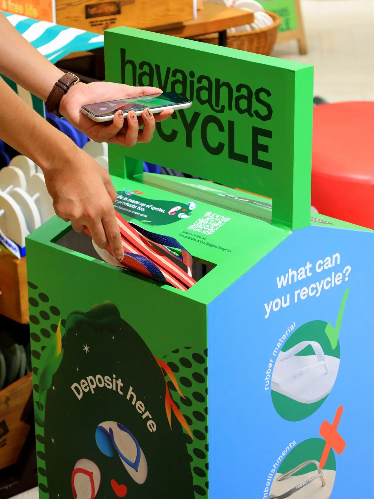 Angga Yunanda dan Syifa Hadju Kampanyekan Daur Ulang Sandal Jepit