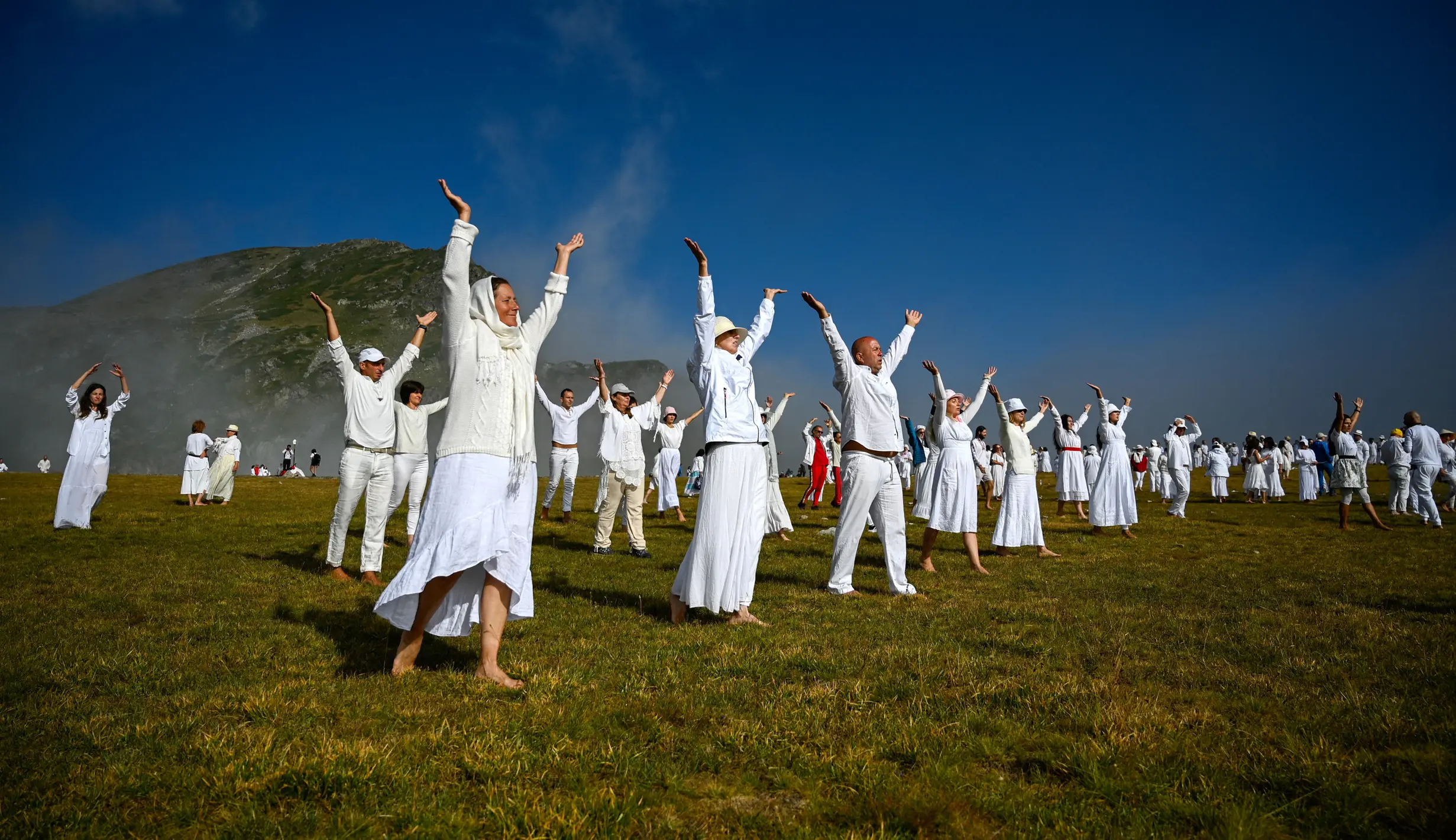 FOTO: Ritual Keagamaan Persaudaraan Putih di Puncak Gunung Rila - Foto ...