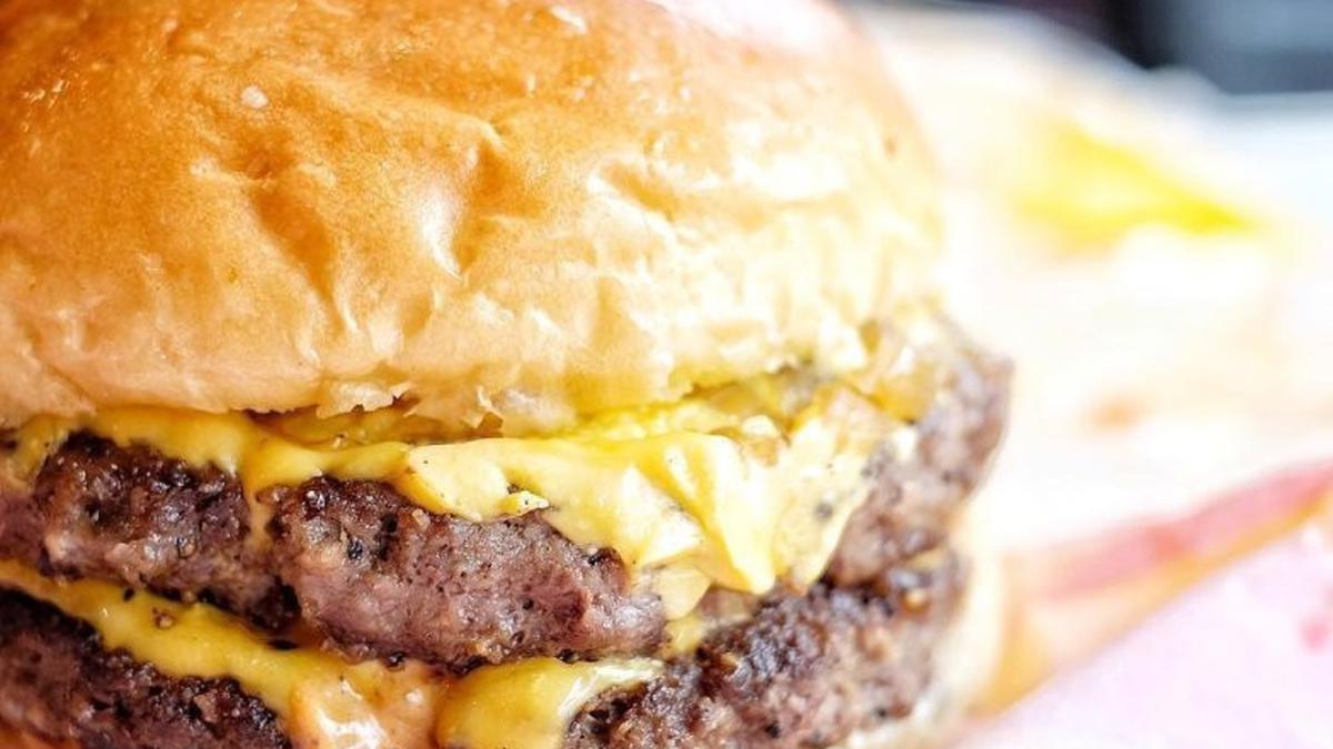 Flip Burger Bikin Kenyang dengan Keju Meleleh dan Roti Lembut