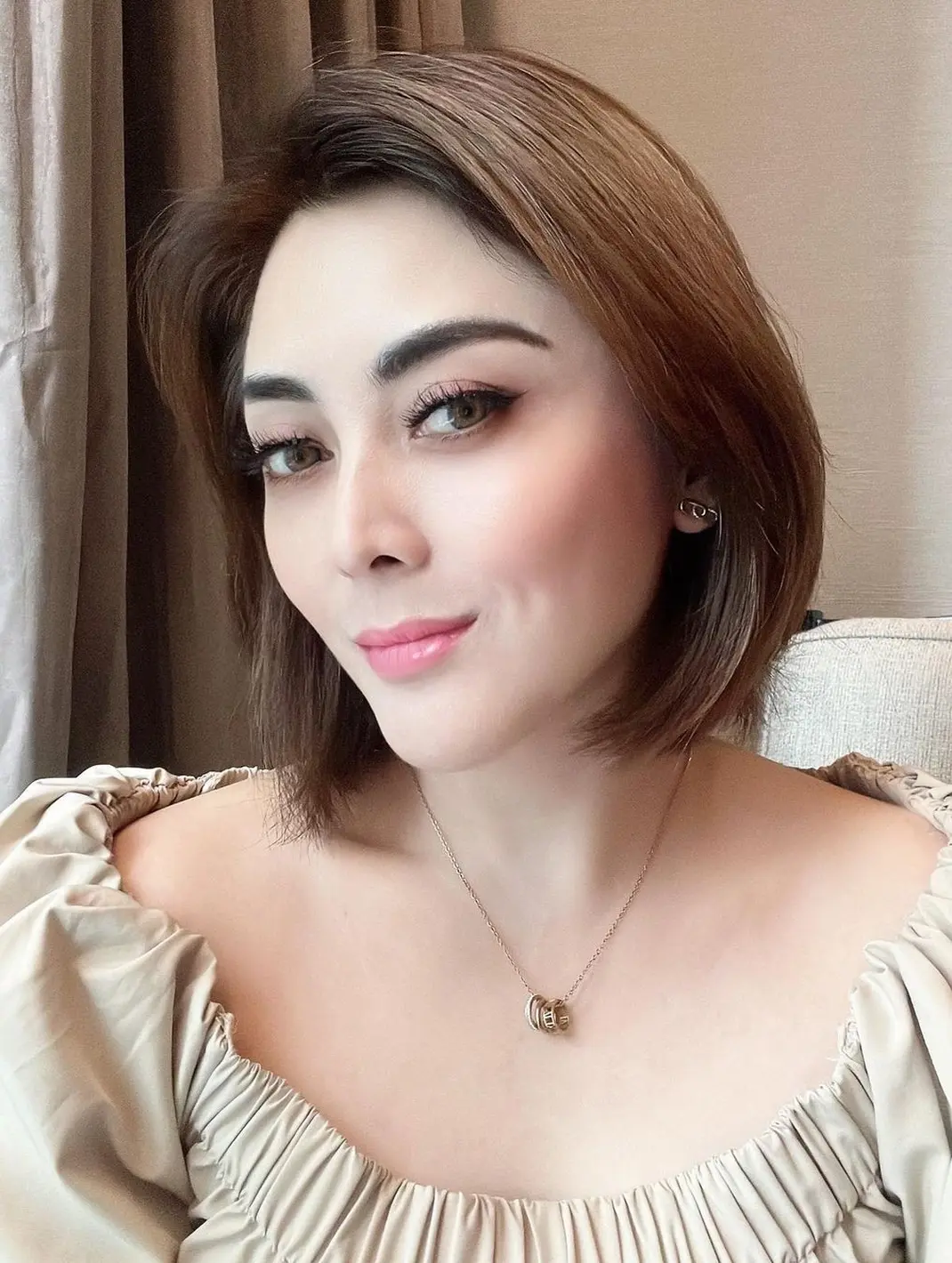 8 Potret Dhena Devanka dengan Rambut Pendek, Makin Segar dan Terlihat ...