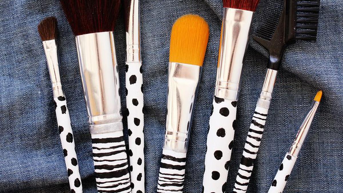 DIY: Kuas Rias Unik Bermotif Bikin Kamu Ingin Dandan Terus - Lifestyle ...