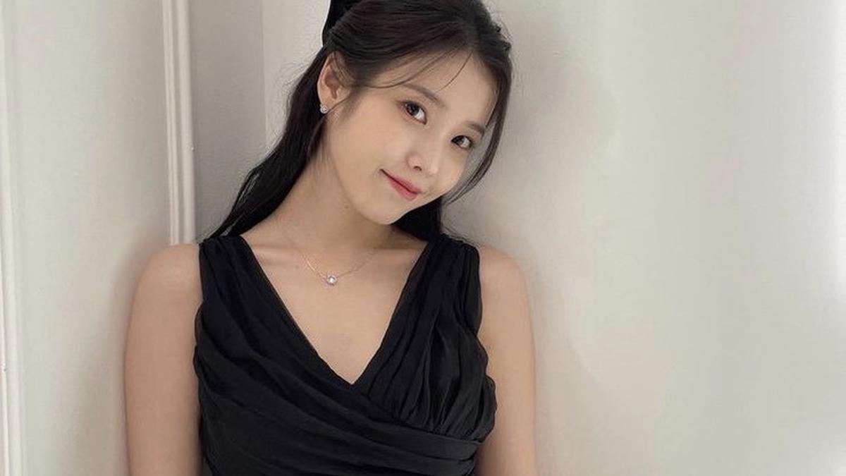 6 Pesona IU dengan Makeup Natural hingga Bold, Solois Korea Selatan ...