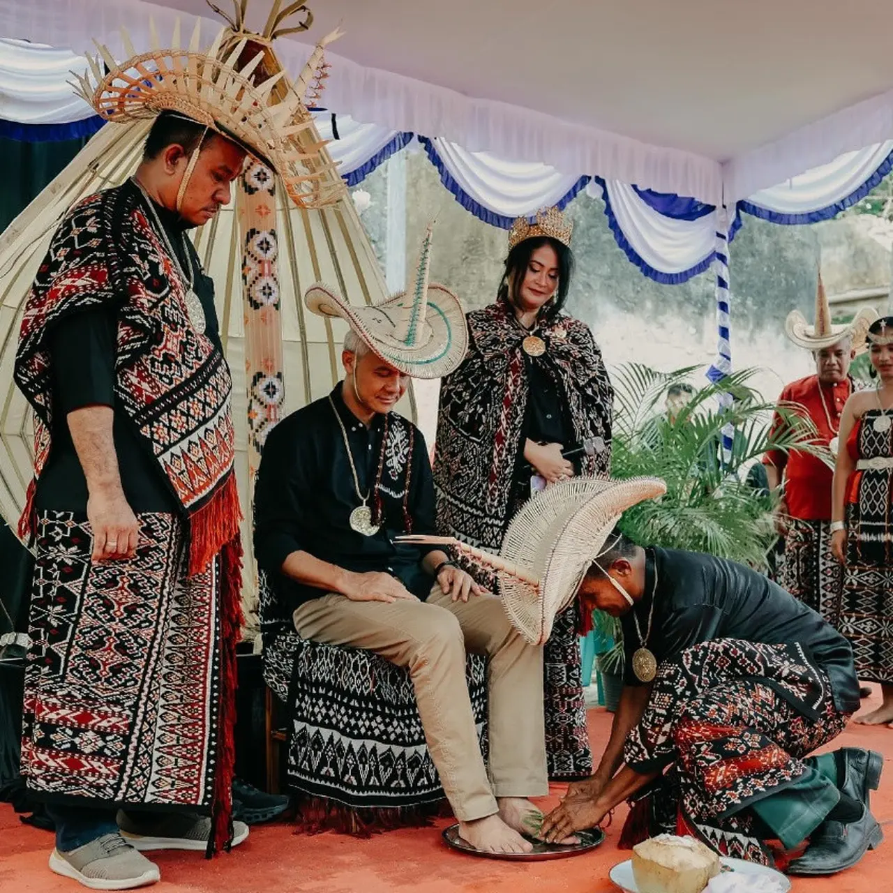 Mengenal Ti'i Langga, Topi Anyaman Daun Lontar yang Dikenakan Ganjar ...