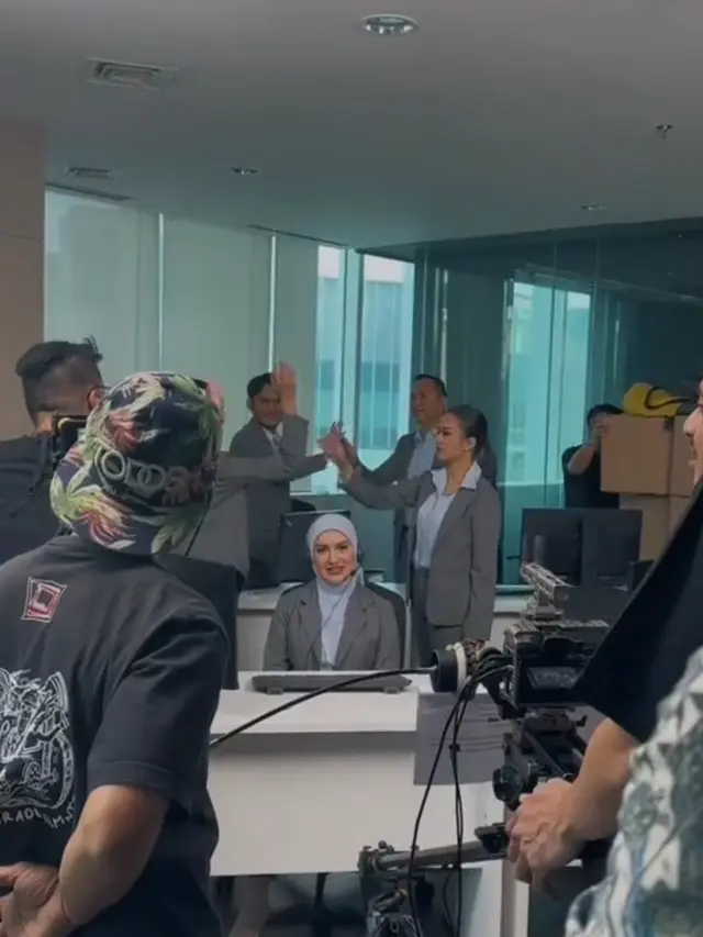 7 Potret Irish Bella Sibuk Syuting Saat Ammar Zoni Ditangkap Lagi Kasus Narkoba - Hot Liputan6.com