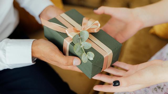 35 Kado Pernikahan Anti Gagal, Bermanfaat untuk Pasangan Baru