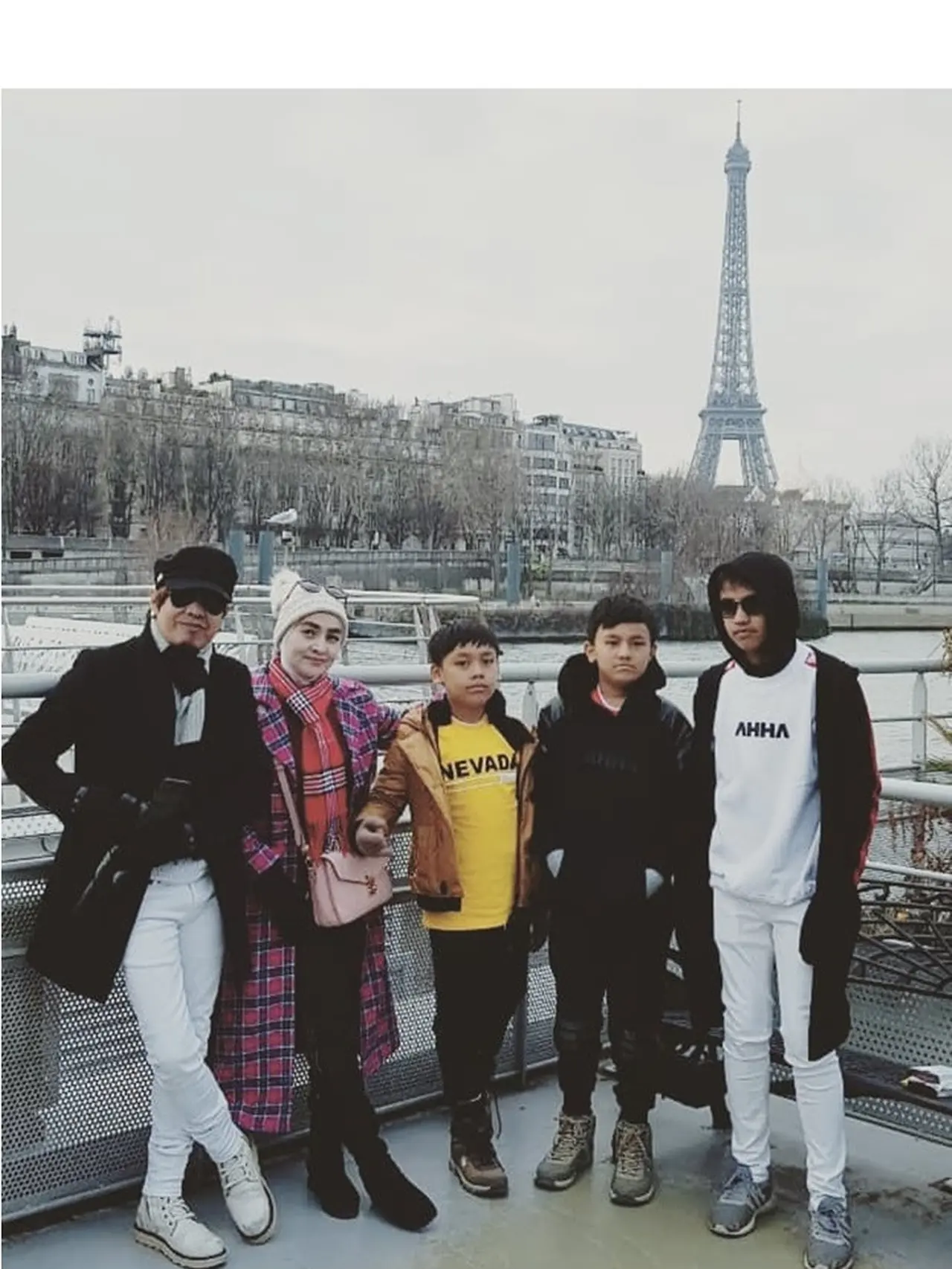 Jarang Tersorot, Ini 7 Potret Ian Kasela Bersama Keluarga - Hot Liputan6.com