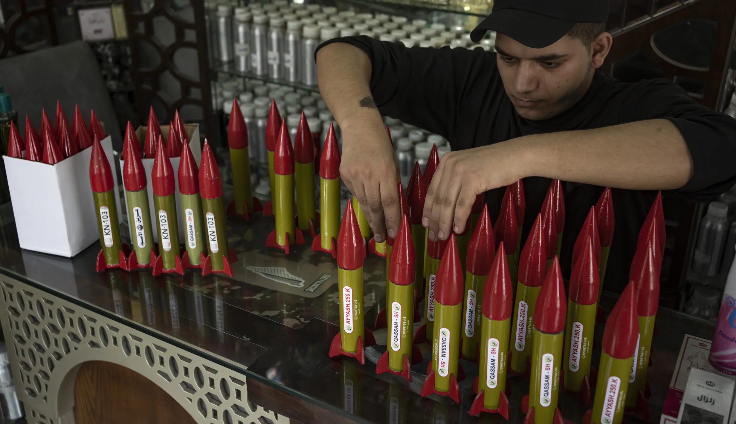 Pedagang Gaza Menjual Parfum Berbentuk Roket sebagai Simbol Perlawanan ...