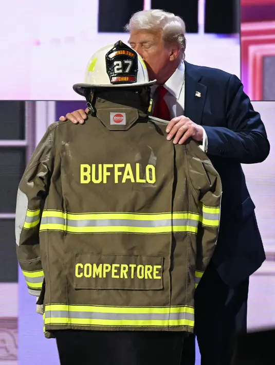 Donald Trump Beri Penghormatan pada Pemadam Kebakaran yang Tewas di ...