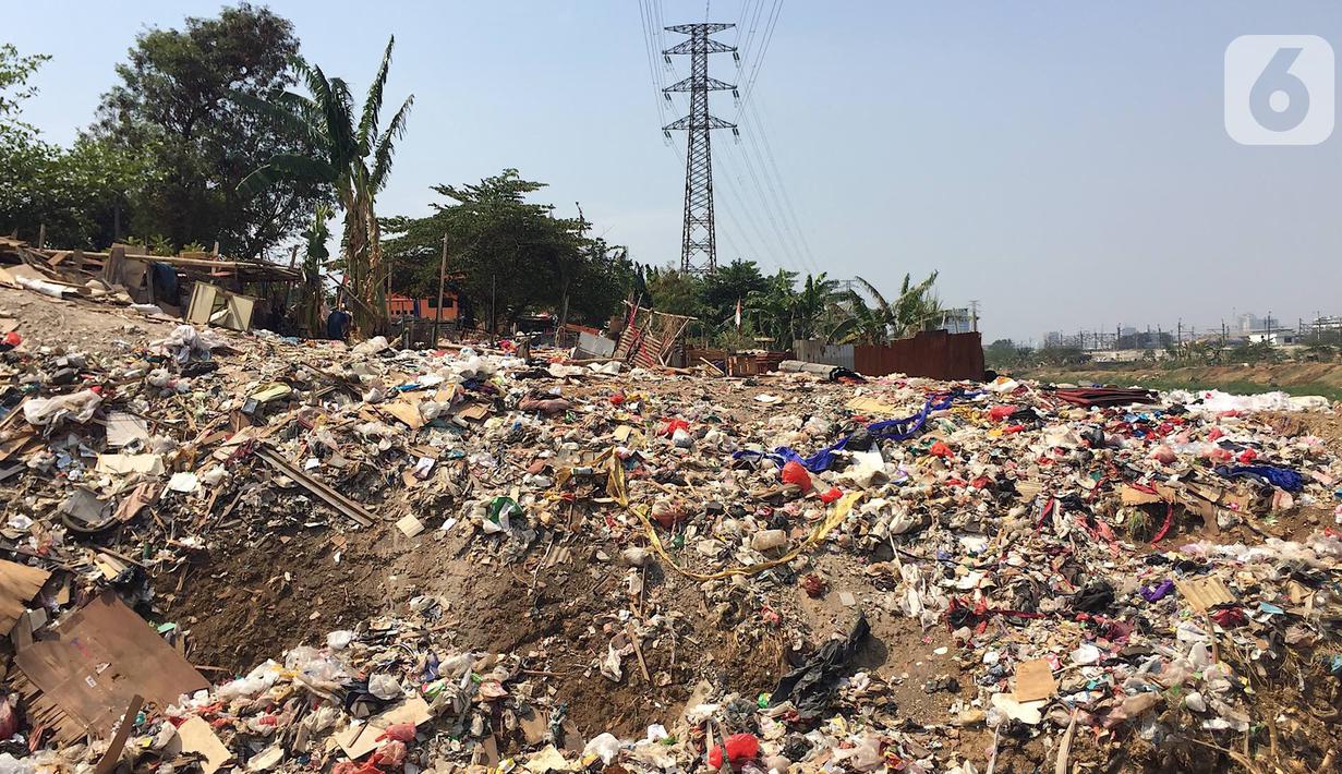 Foto Bantaran Kanal Banjir Barat Dipenuhi Sampah Foto