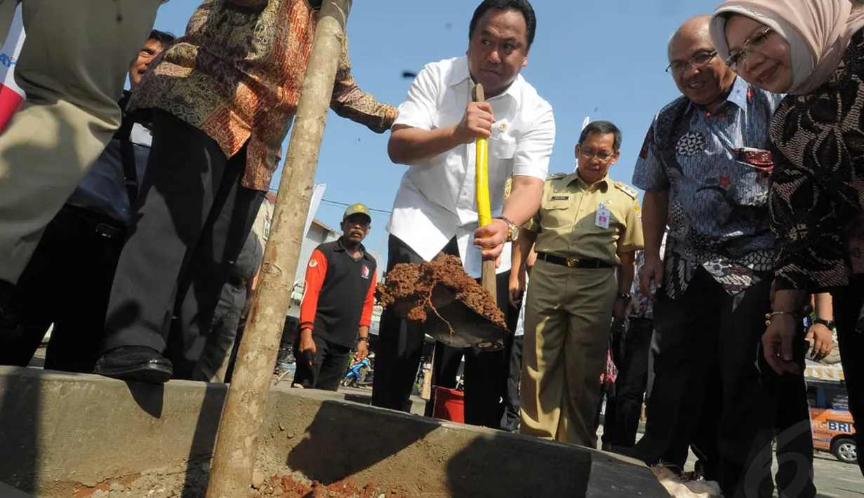 Blusukan ke Pasar Meruya, Mendag Rachmat Gobel Tanam Pohon - Foto ...