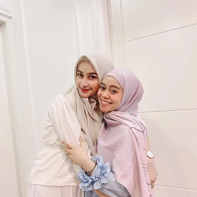 6 Potret Persahabatan Lesti Kejora dan Shania Indriani, Selalu Saling Dukung - Hot Liputan6.com