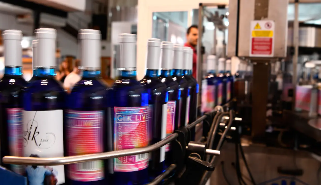 FOTO: Blue Wine, Anggur Berwarna Biru yang Gunakan Bahan Alami - Foto ...