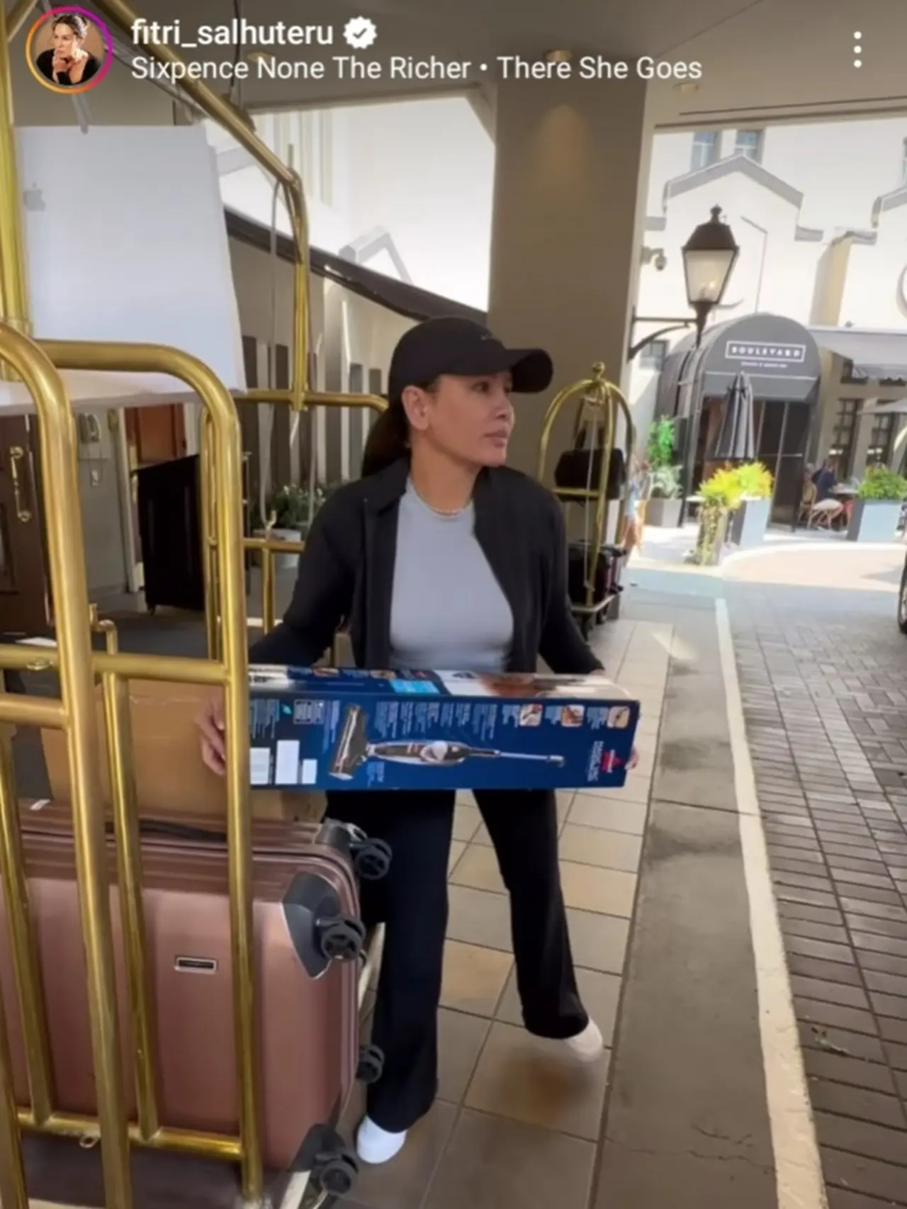 6 Potret Fitri Salhuteru Antar Naira Arafah Kuliah di Kanada, Bangga ...