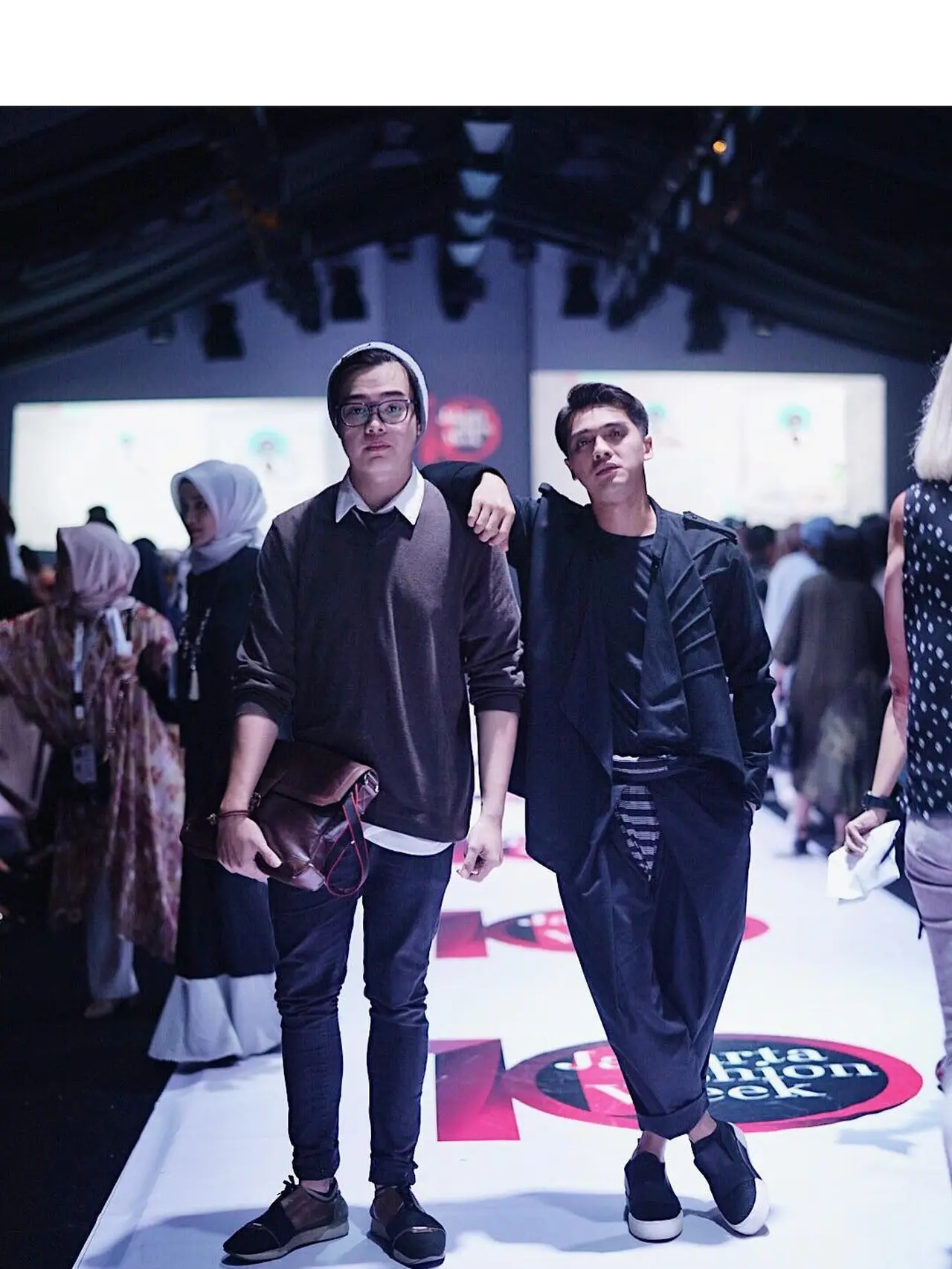 7 Potret Kedekatan Ricky Harun dan Jeje Soekarno, Kakak Adik yang ...