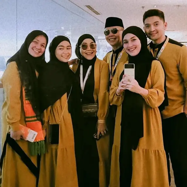 6 Potret Ayu Ting Ting Berangkat Umrah, Penampilannya Pakai Hijab Curi Perhatian - Hot Liputan6.com