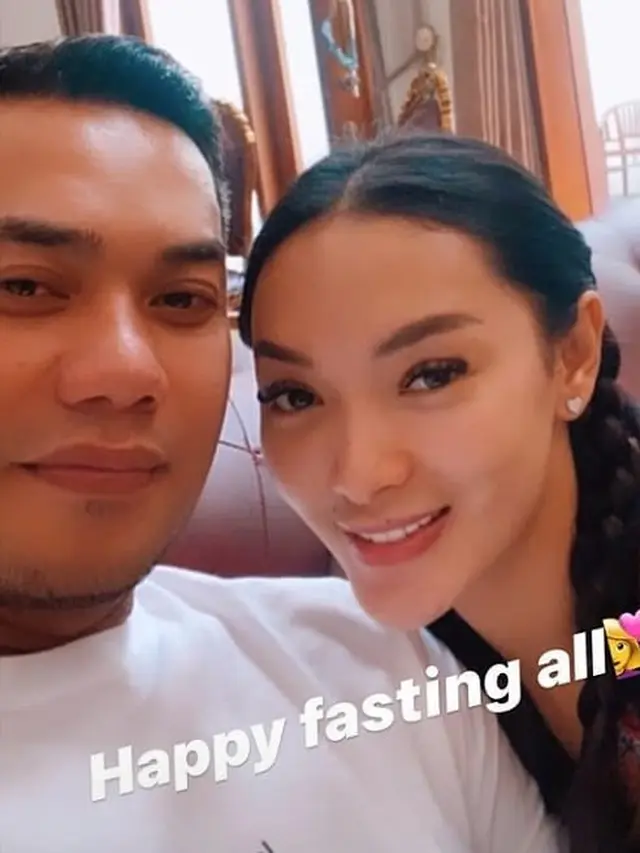 Suami Zaskia Gotik Didandani Anak, Ini 4 Potret Kocaknya - ShowBiz ...