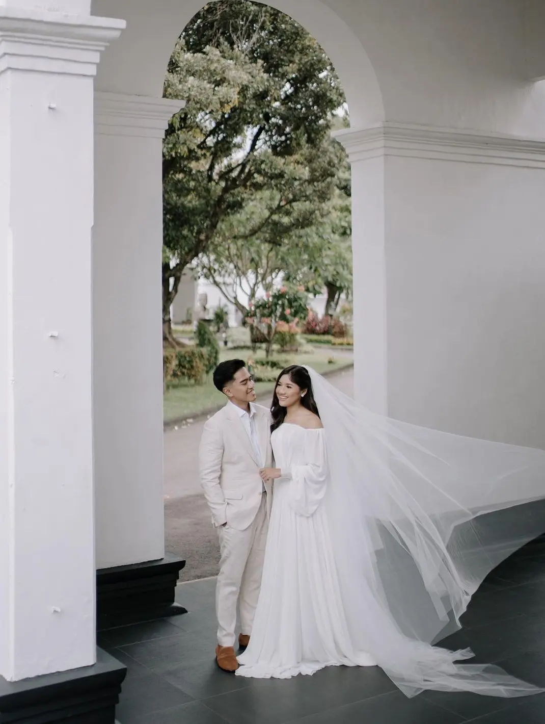 10 Ide Busana Prewedding Pakai Gaun Pengantin 2023 dari Julian Jacob-Mirriam Eka Sampai Kiky Saputri