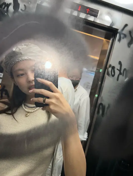 Gemar Mirror Selfie, Jennie BLACKPINK Tampil Cantik Depan Cermin - Foto ...