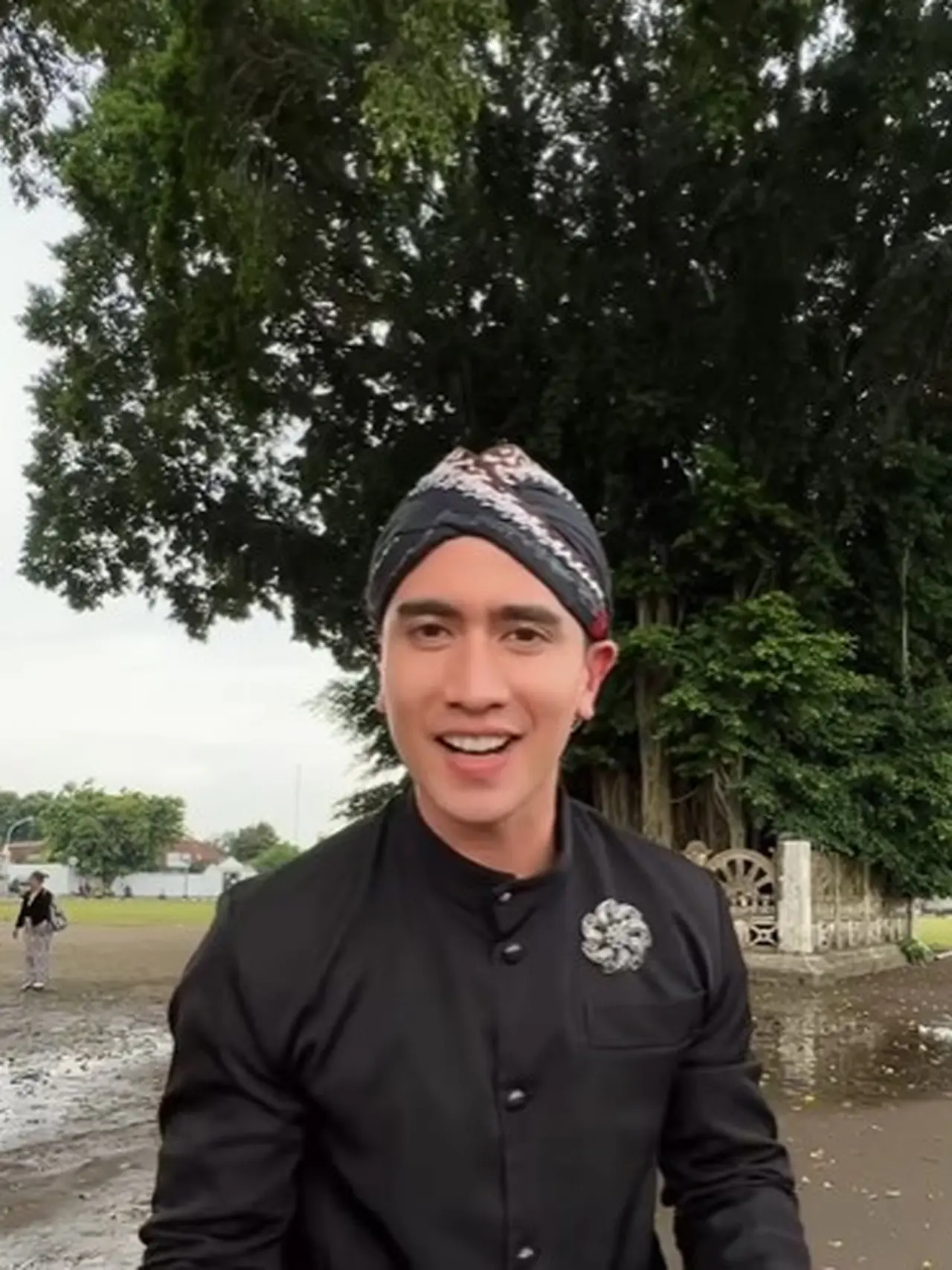 Gantengnya Verrel Bramasta Pakai Busana Adat Jawa, Bicara Jodoh di 2024 ...