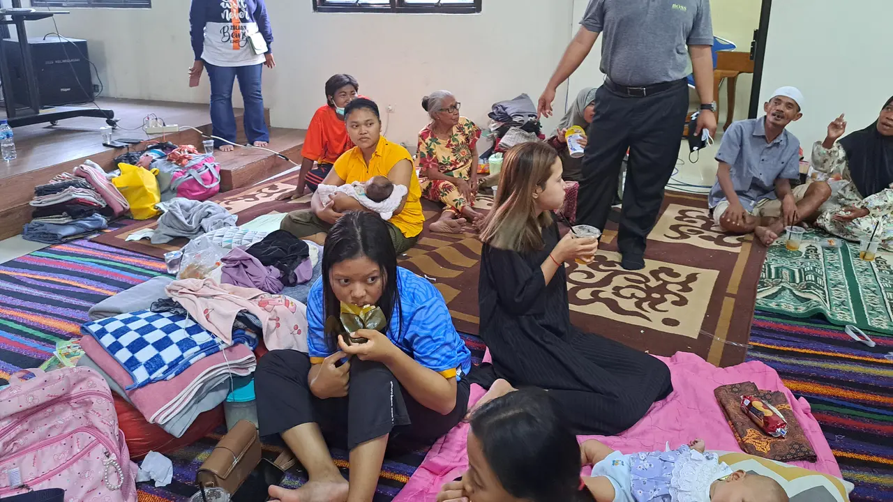 Upaya Water Bombing untuk Jinakan Kebakaran TPA Rawa Kucing Tangerang - News Liputan6.com