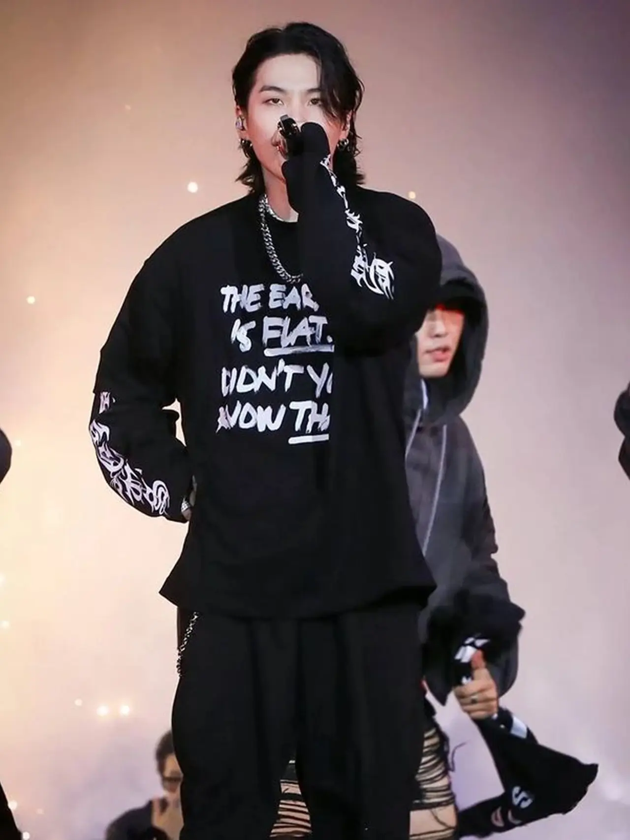 Viral Video Suga BTS Ngakak Saat Fans Minta Foto Pakai Ponsel Lipat ...