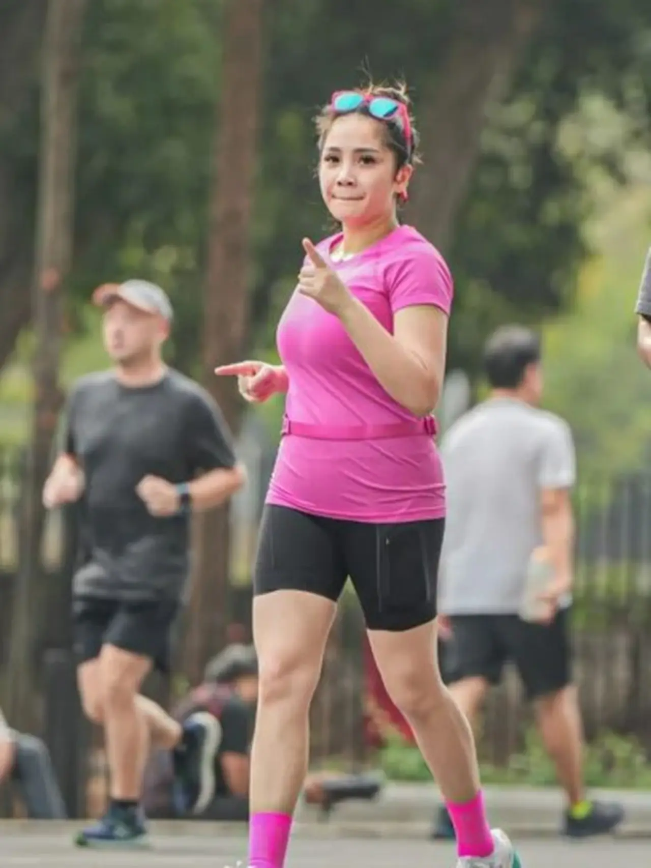 Lihat Outfit Nagita Slavina saat Lari Bareng Nia Ramadhani - Entertainment Fimela.com