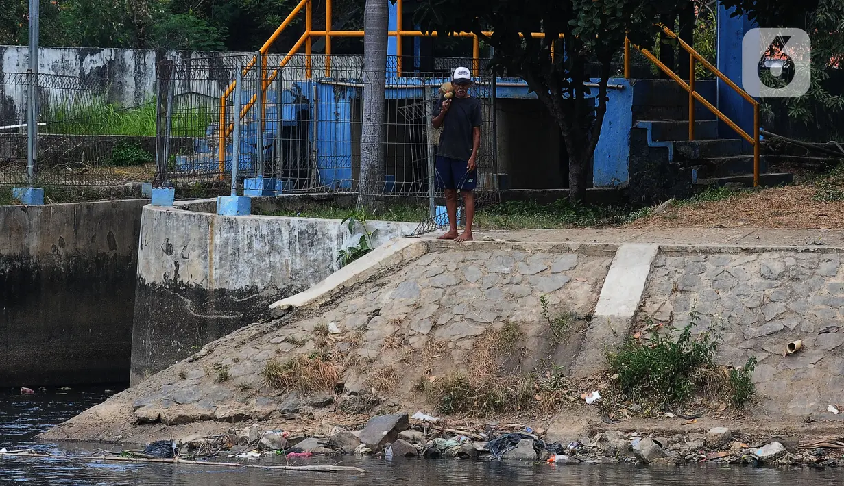 Tercemar Limbah Pabrik, Kali Bekasi Berwarna Hitam Pekat dan Berbau ...