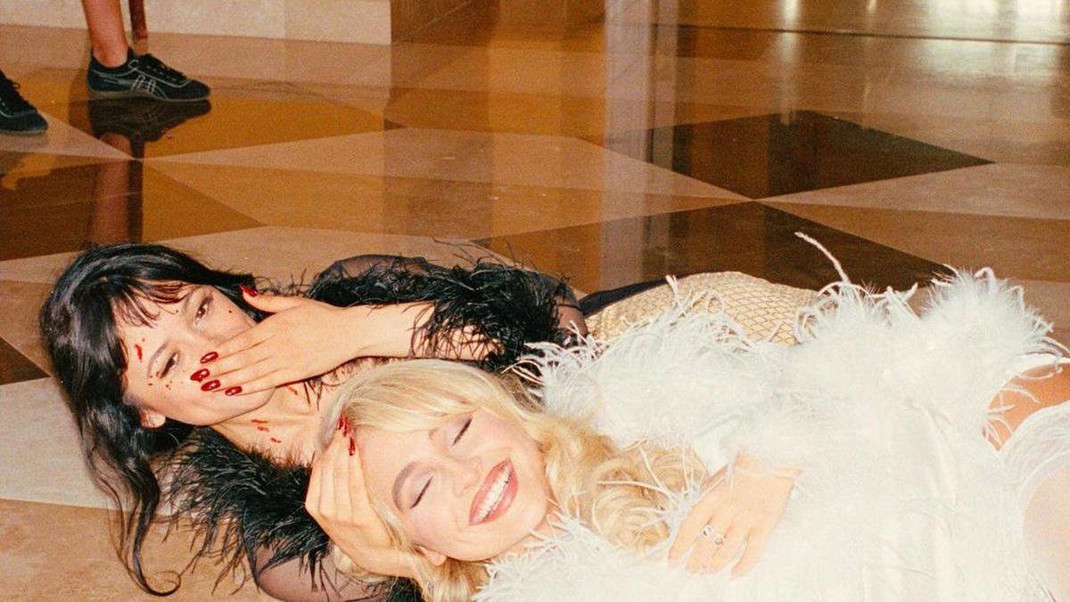 5 Beda Gaya Sabrina Carpenter dan Jenna Ortega di MV 'Taste', Siapa ...