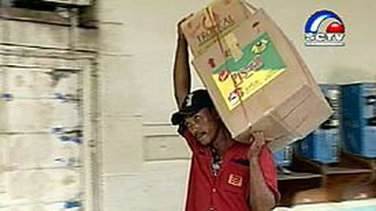 Potret Kuli Angkut di Stasiun Senen - News Liputan6.com