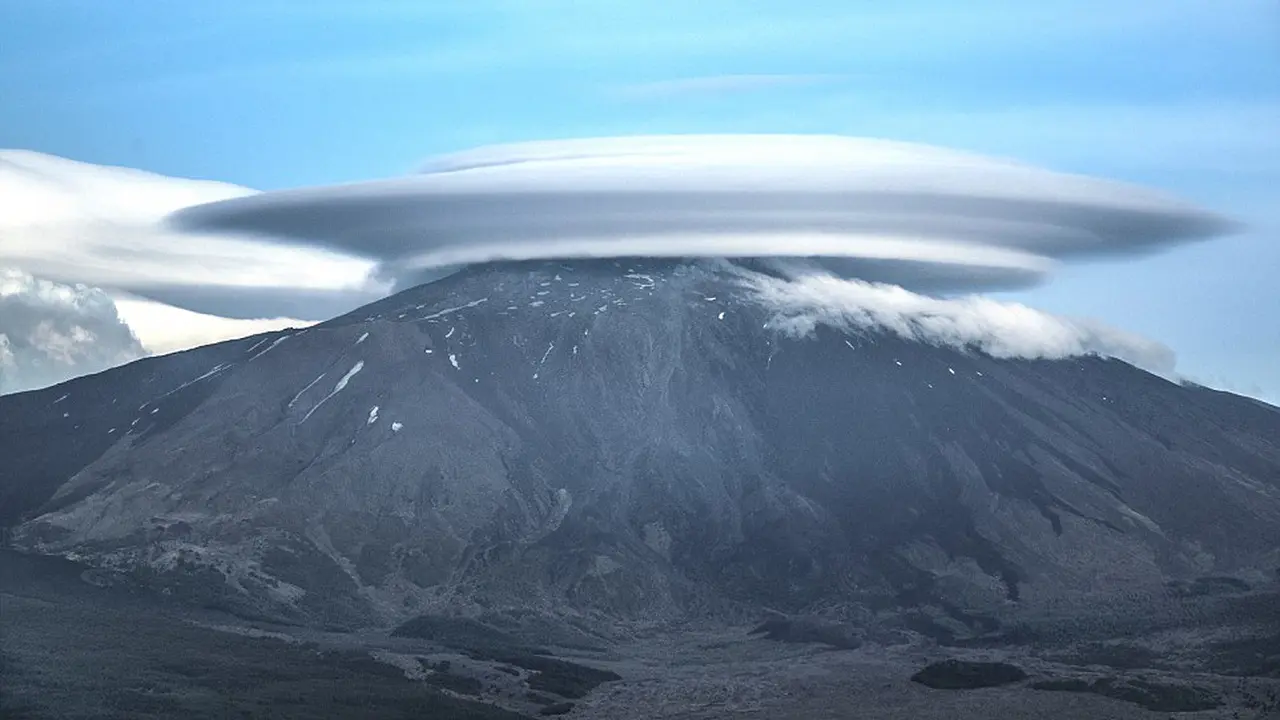 Gunung Merapi Pamerkan Awan Lenticular, Apa Itu? - Regional Liputan6.com