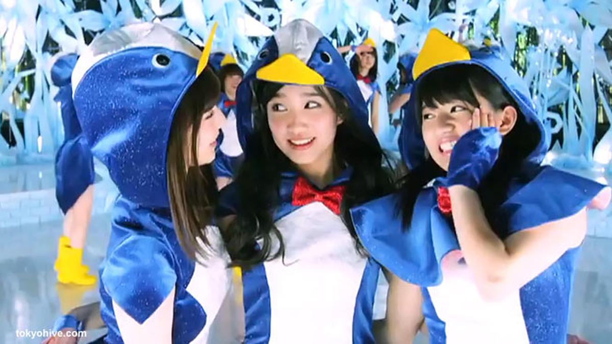 Jadi Lagu Terbaik, AKB48 Rilis Video `Hashire! Penguin` - ShowBiz ...