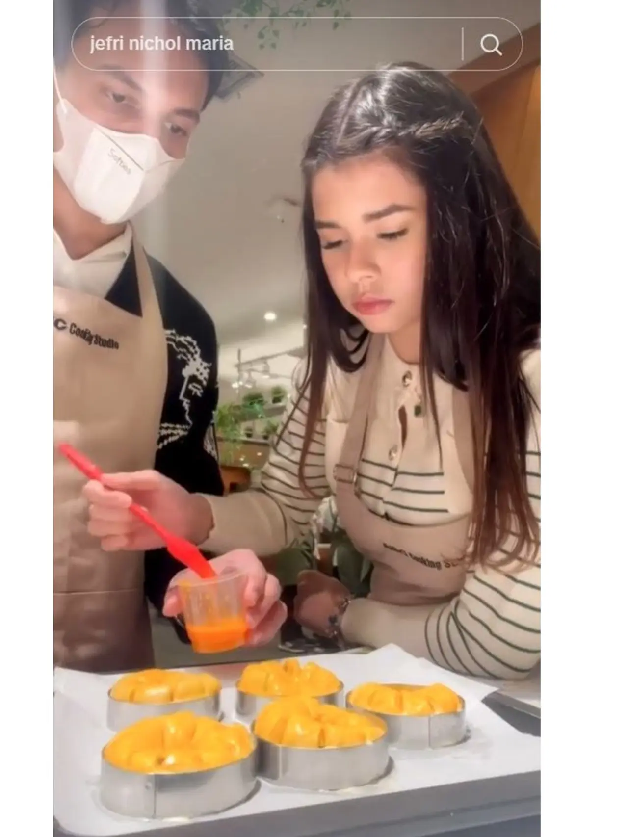 6 Momen Maria Theodore Pamer Cooking Date Bareng Jefri Nichol, Tepis ...