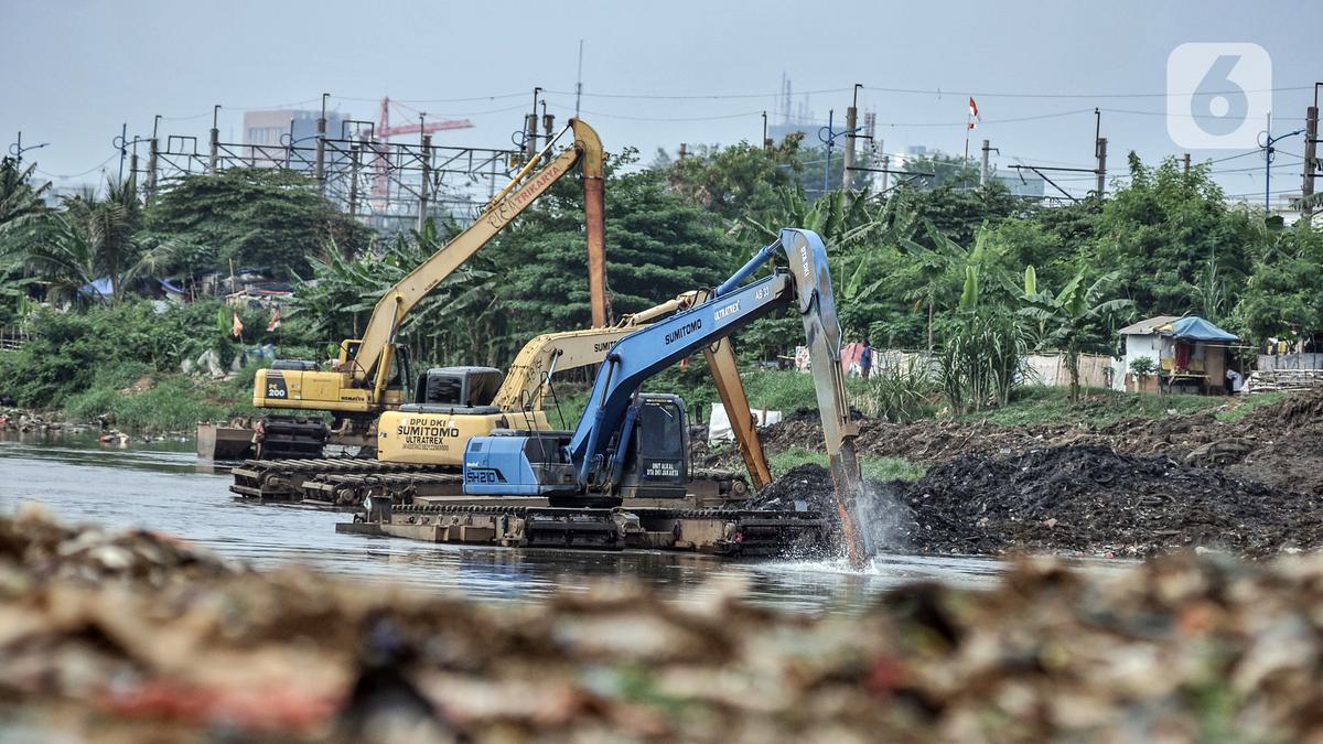 Berita Gerebek Lumpur Kali Ciliwung Hari Ini - Kabar Terbaru Terkini | Liputan6.com