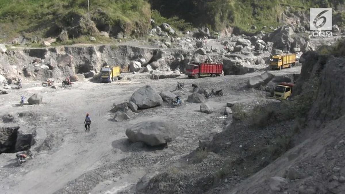 VIDEO: Merapi Waspada, Penambang Pasir Nekat Bekerja - Regional ...
