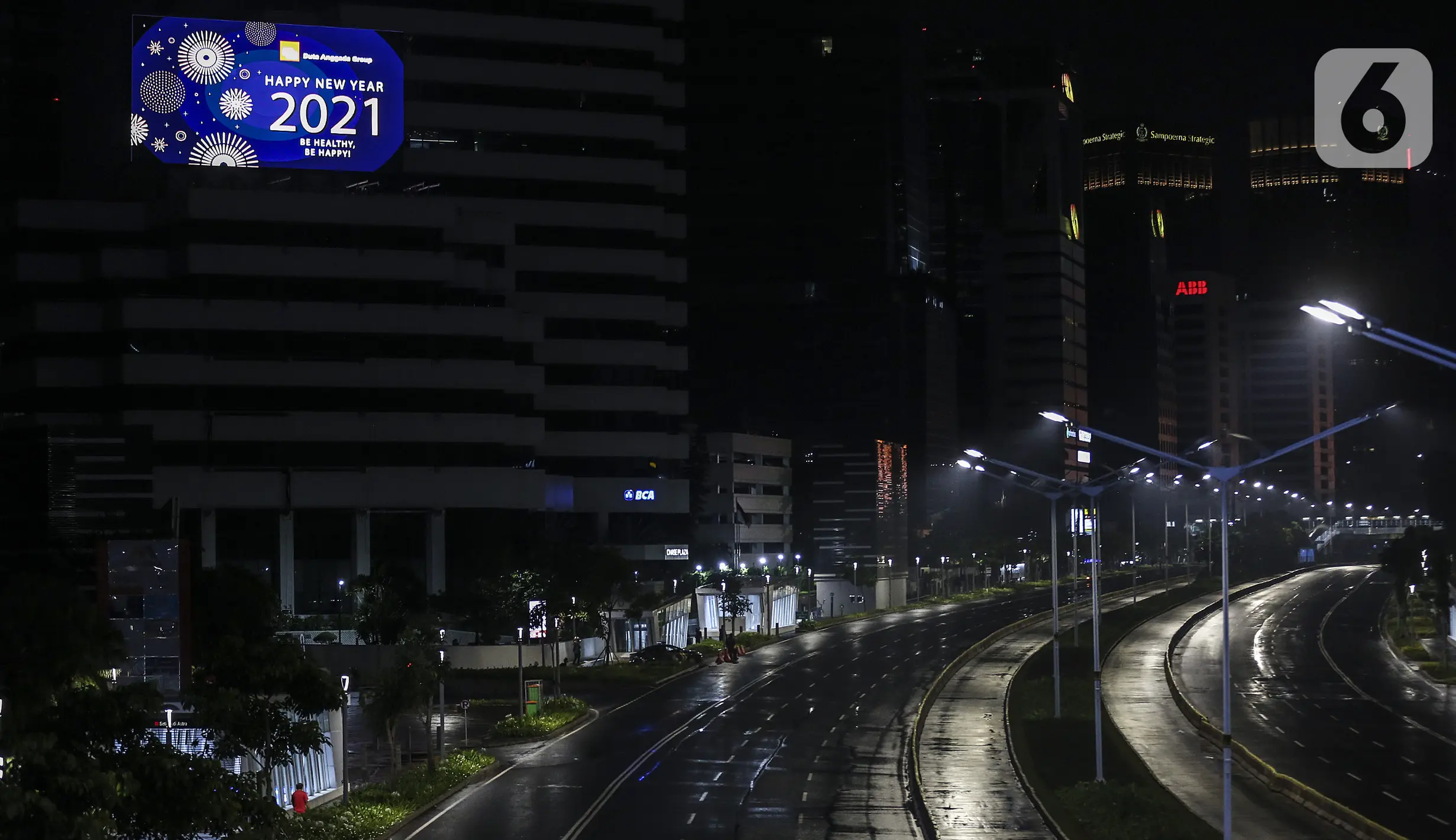 FOTO: Sunyi Sepi Jalan Sudirman-MH Thamrin Saat Ditutup pada Malam Tahun Baru - Foto Liputan6.com