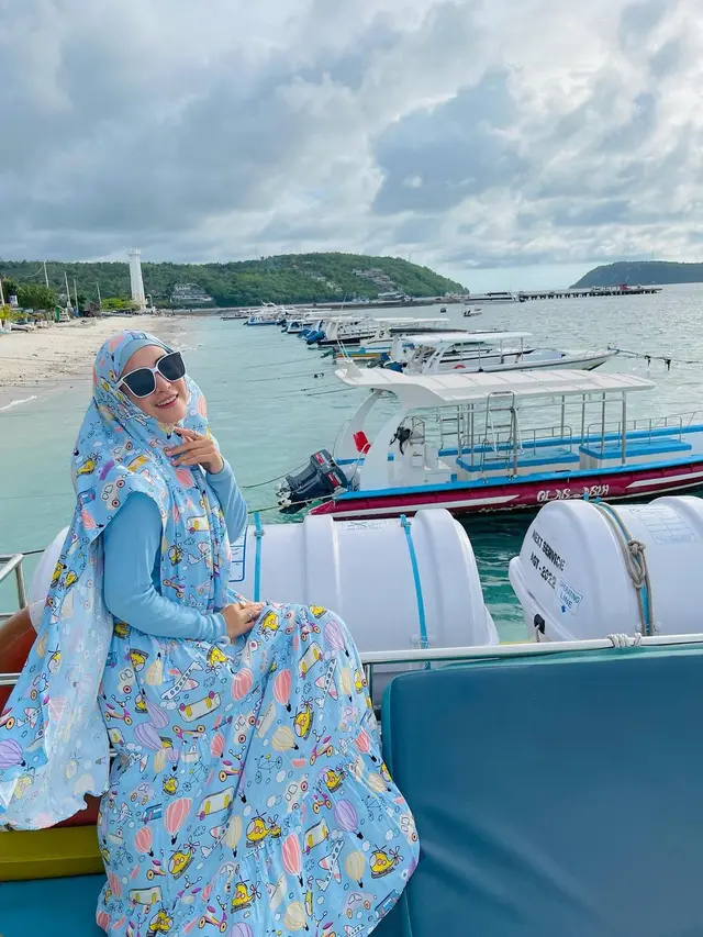 7 Potret April Jasmine Istri Ustaz Solmed Kenakan Gamis Motif Bunga ...