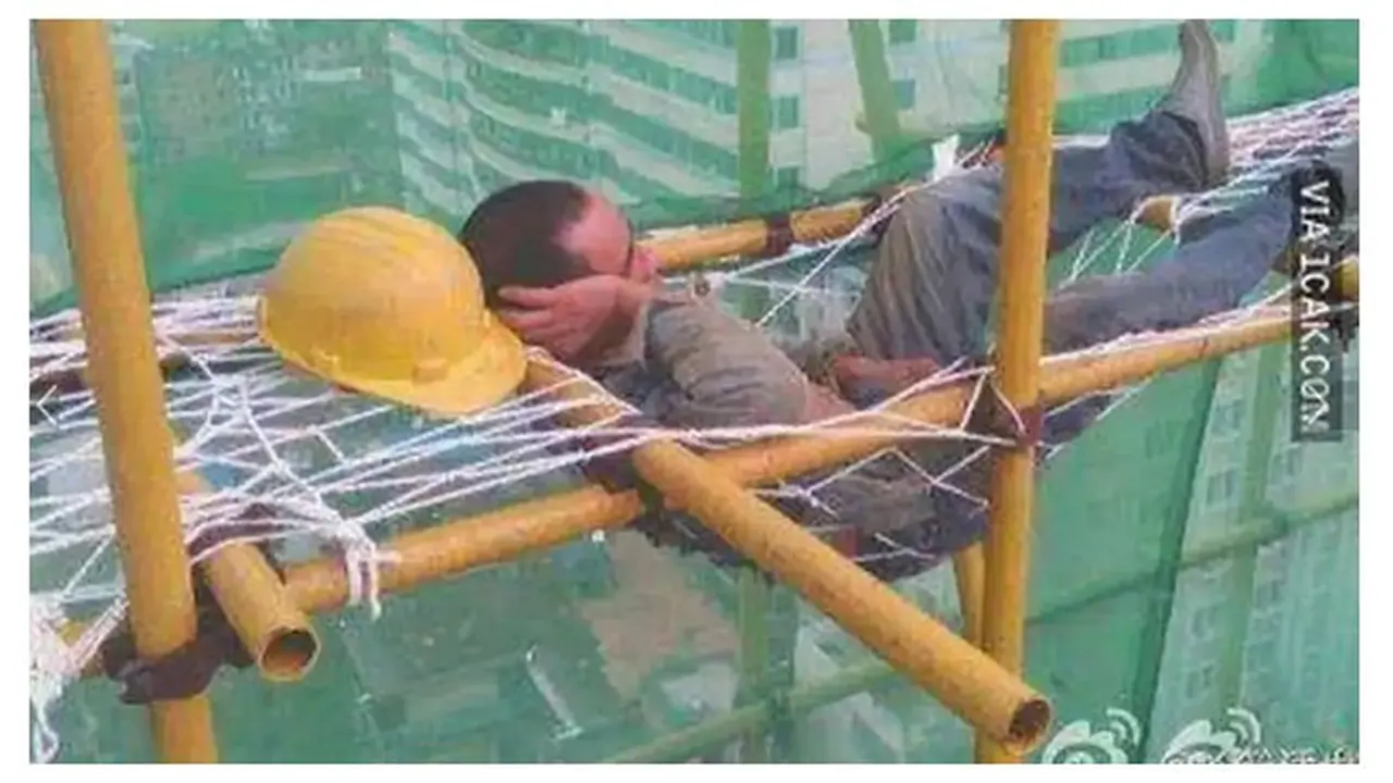 8 Potret Kuli Bangunan Santai di Tempat Proyek Ini Bikin Geleng Kepala ...